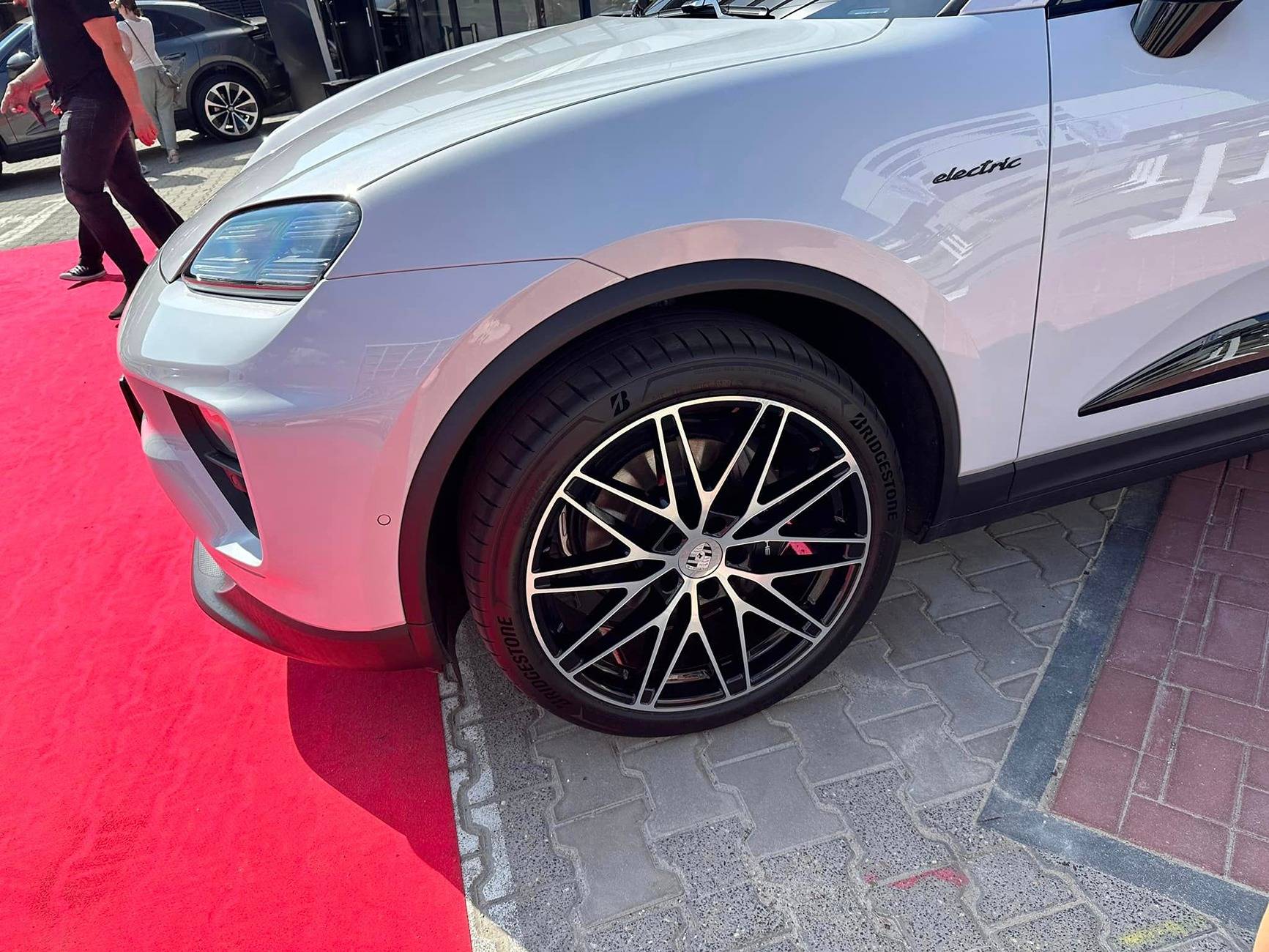 Ice Grey Macan 4 EV @ Frankfurt dealer | Macan EV Forum, News, Info ...