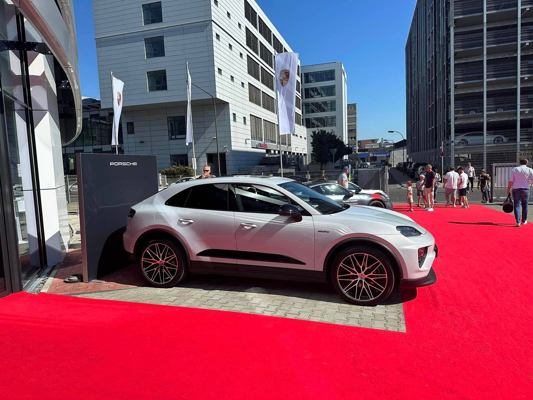 Ice Grey Macan 4 EV @ Frankfurt dealer | Macan EV Forum, News, Info ...
