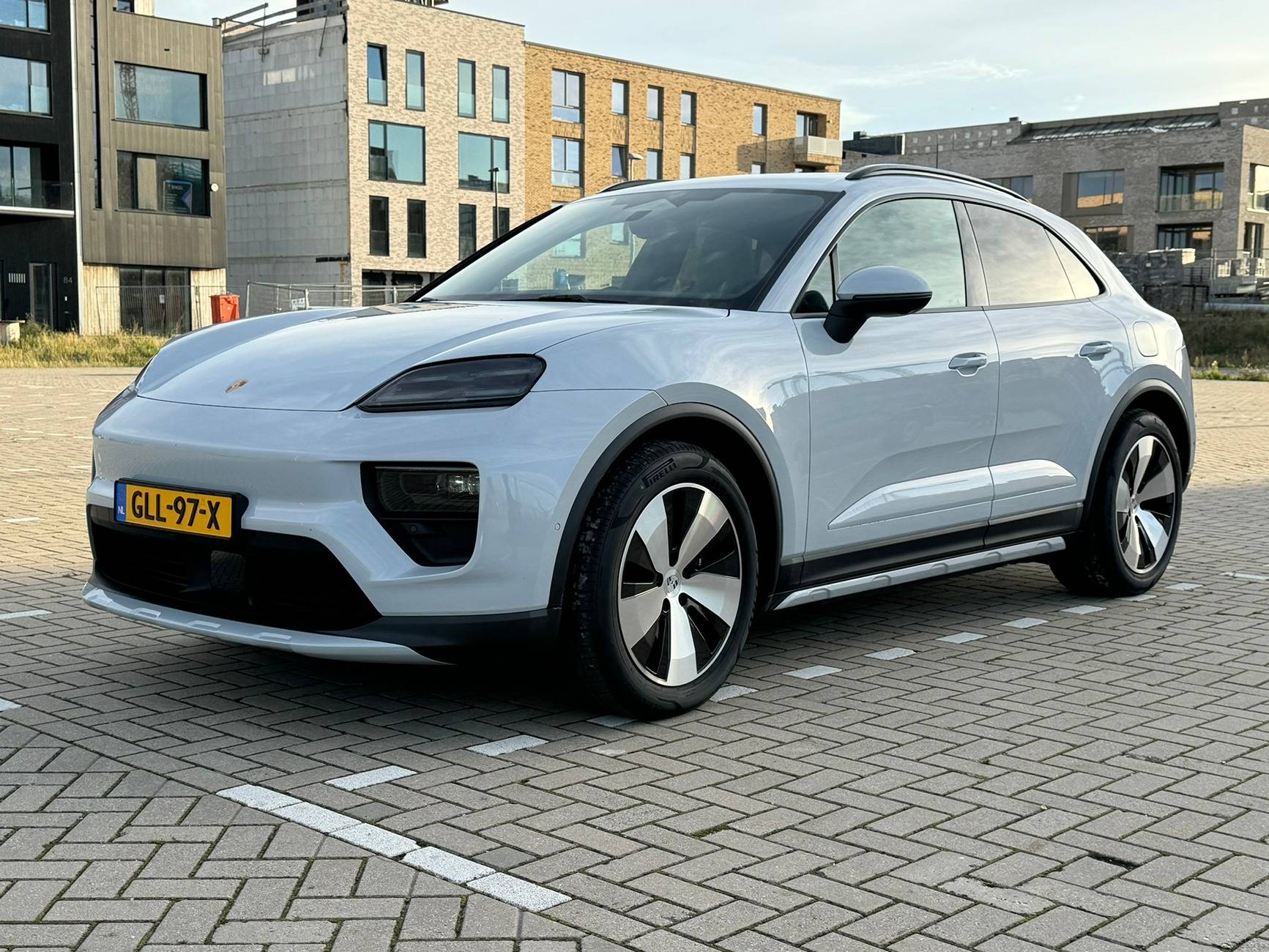 New Macan 4 EV delivery - Netherlands - Ice Gray Metallic - Offroad ...
