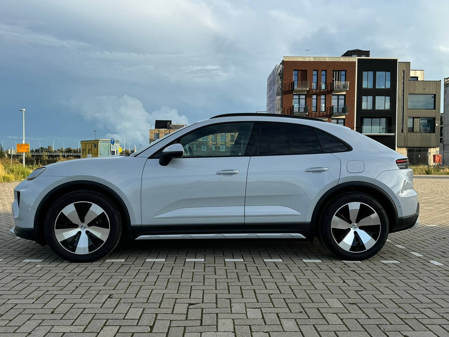 New Macan 4 EV delivery - Netherlands - Ice Gray Metallic - Offroad ...