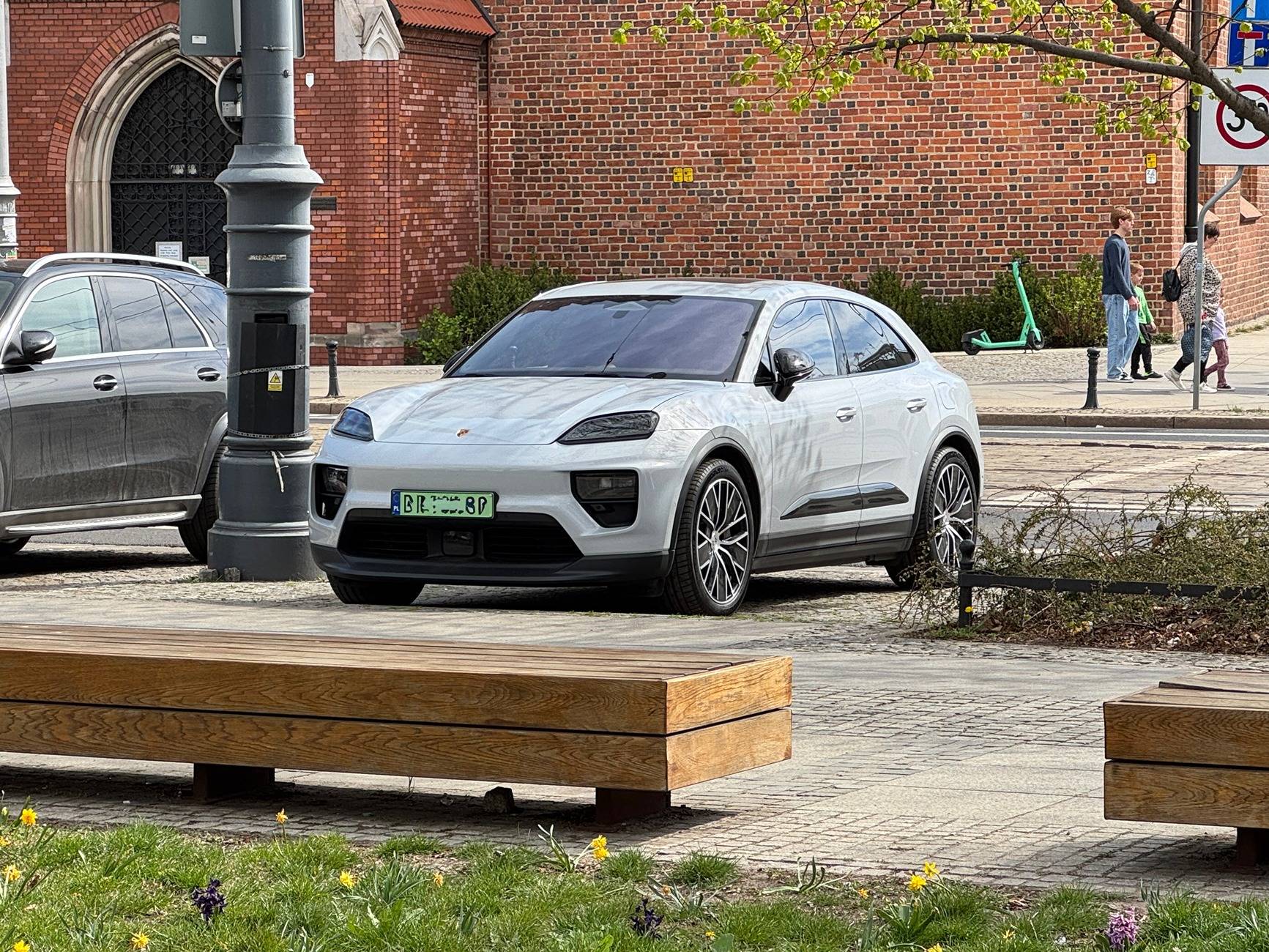 ICE GREY Macan EV Photos Thread | Page 8 | Macan EV Forum, News, Info ...
