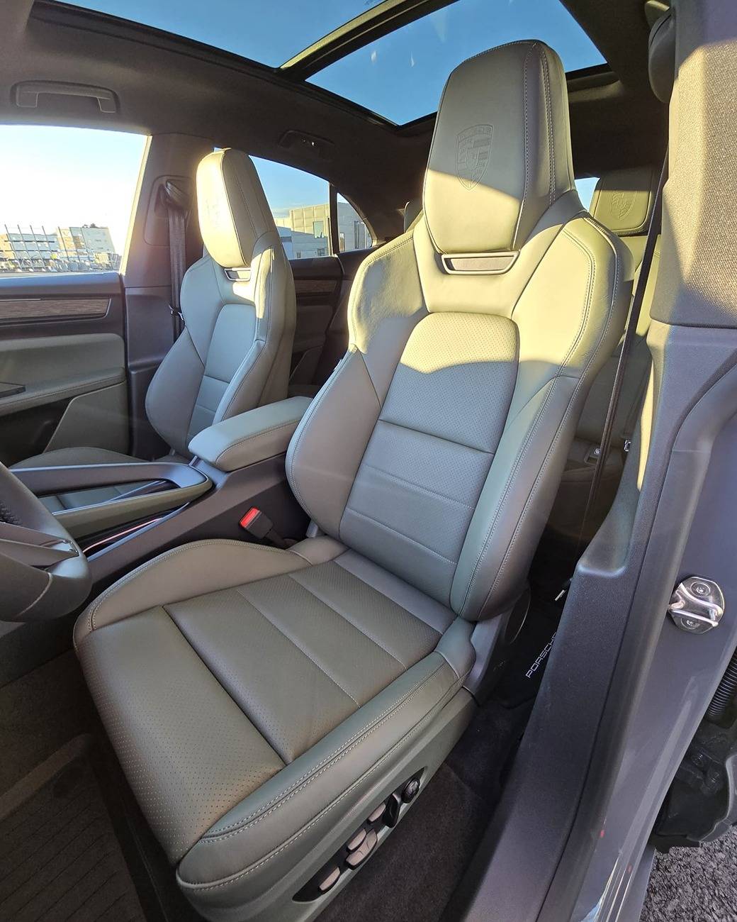 🎨 Interior: BLACK / NIGHT GREEN Photos | Macan EV Forum, News, Info ...