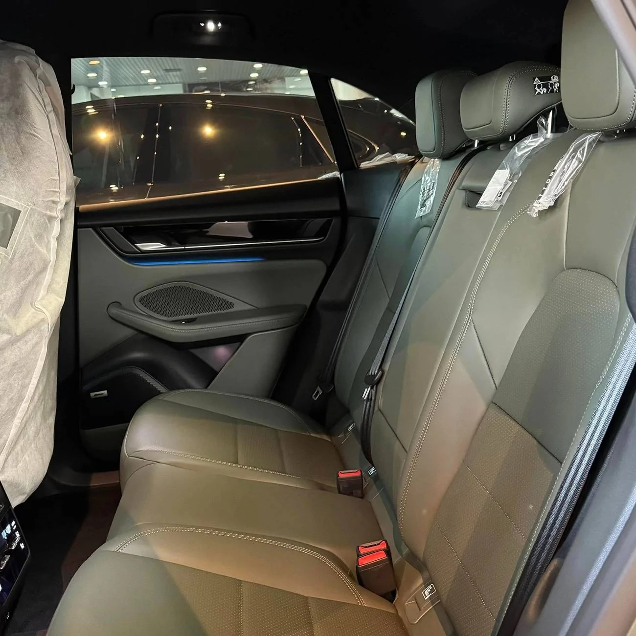 🎨 Interior: BLACK / NIGHT GREEN Photos | Macan EV Forum, News, Info ...