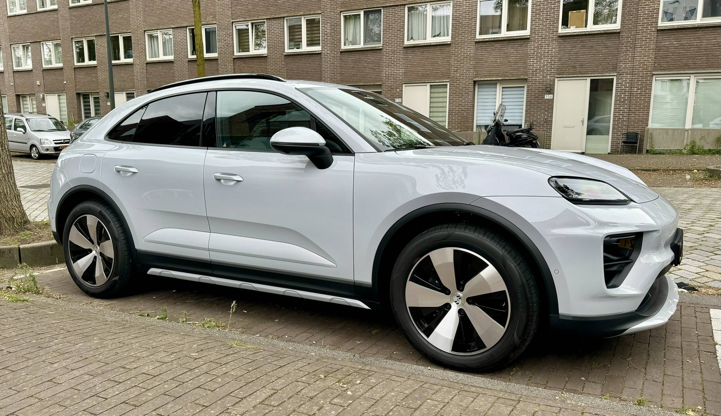 New Macan 4 EV delivery - Netherlands - Ice Gray Metallic - Offroad ...
