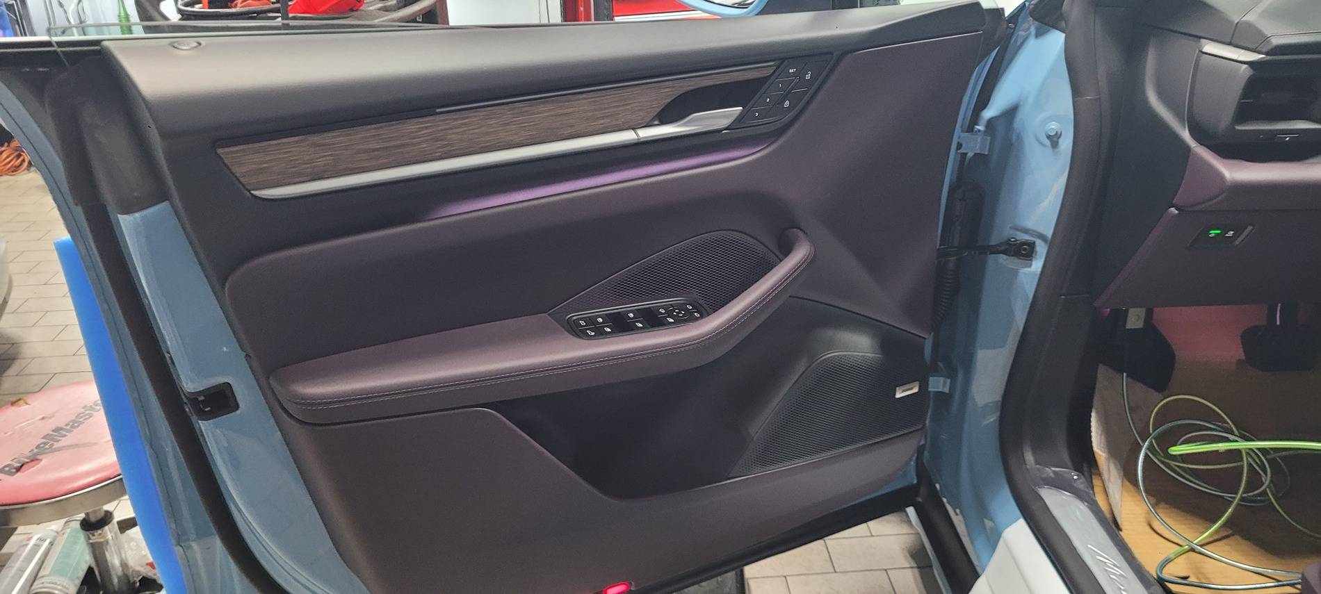 First pictures from dealer - Macan 4 EV in Frozen Blue / Blackburry ...